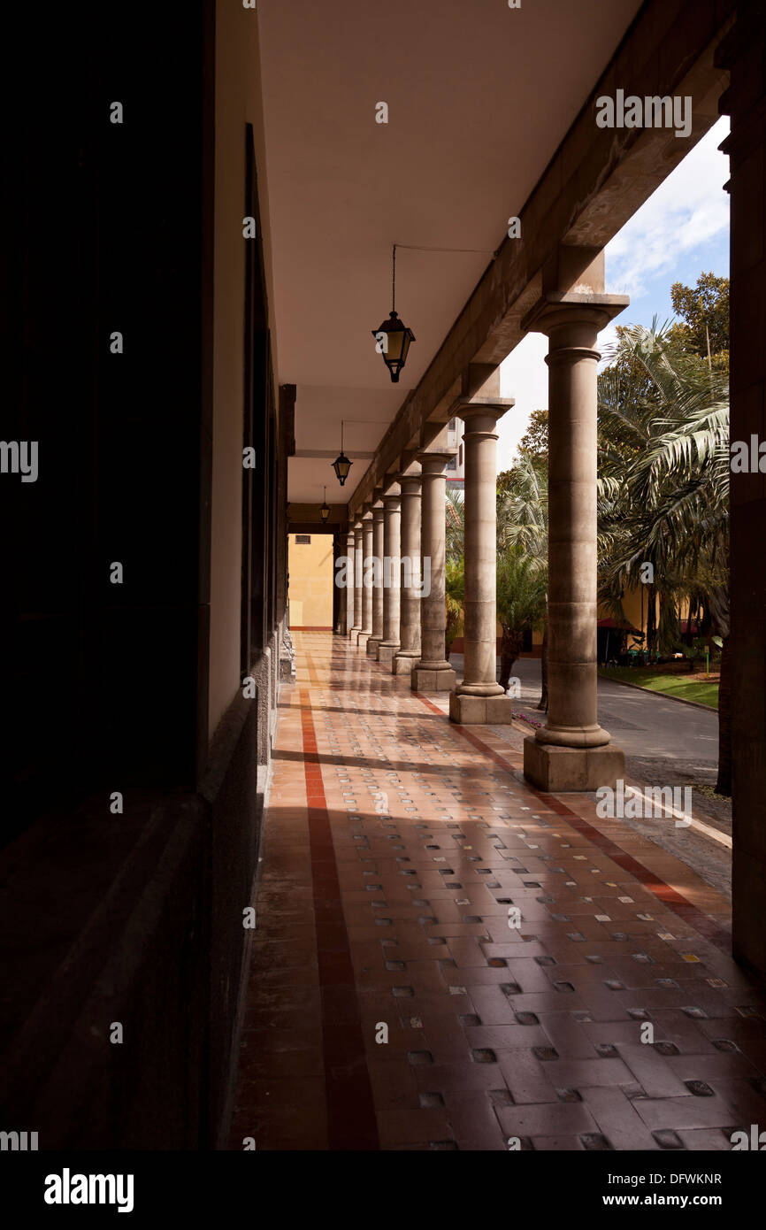 Architectural detail building pillars hi-res stock photography and ...
