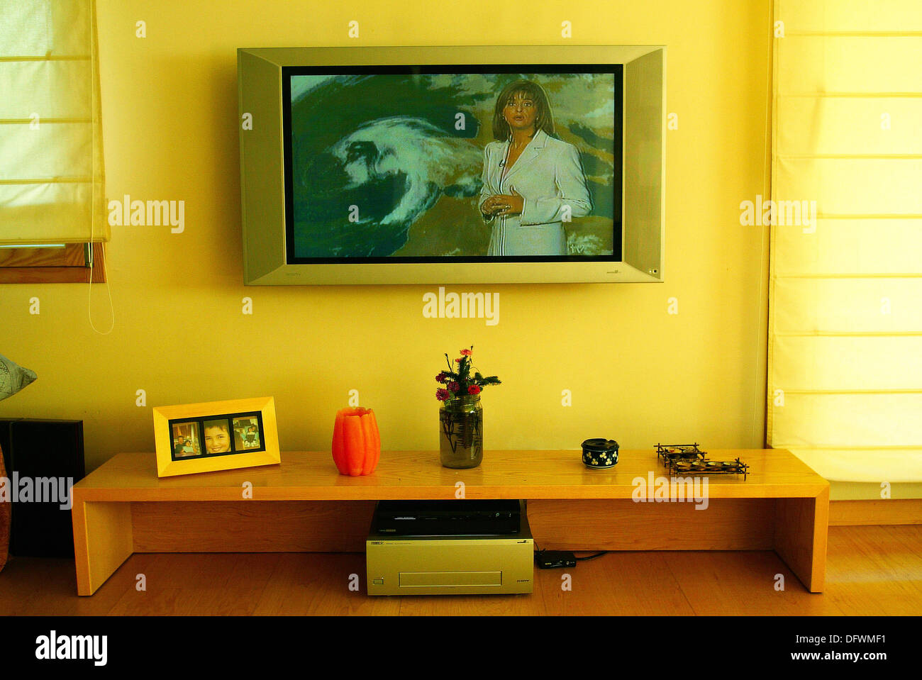 Tv set hi hi-res stock photography and images - Alamy