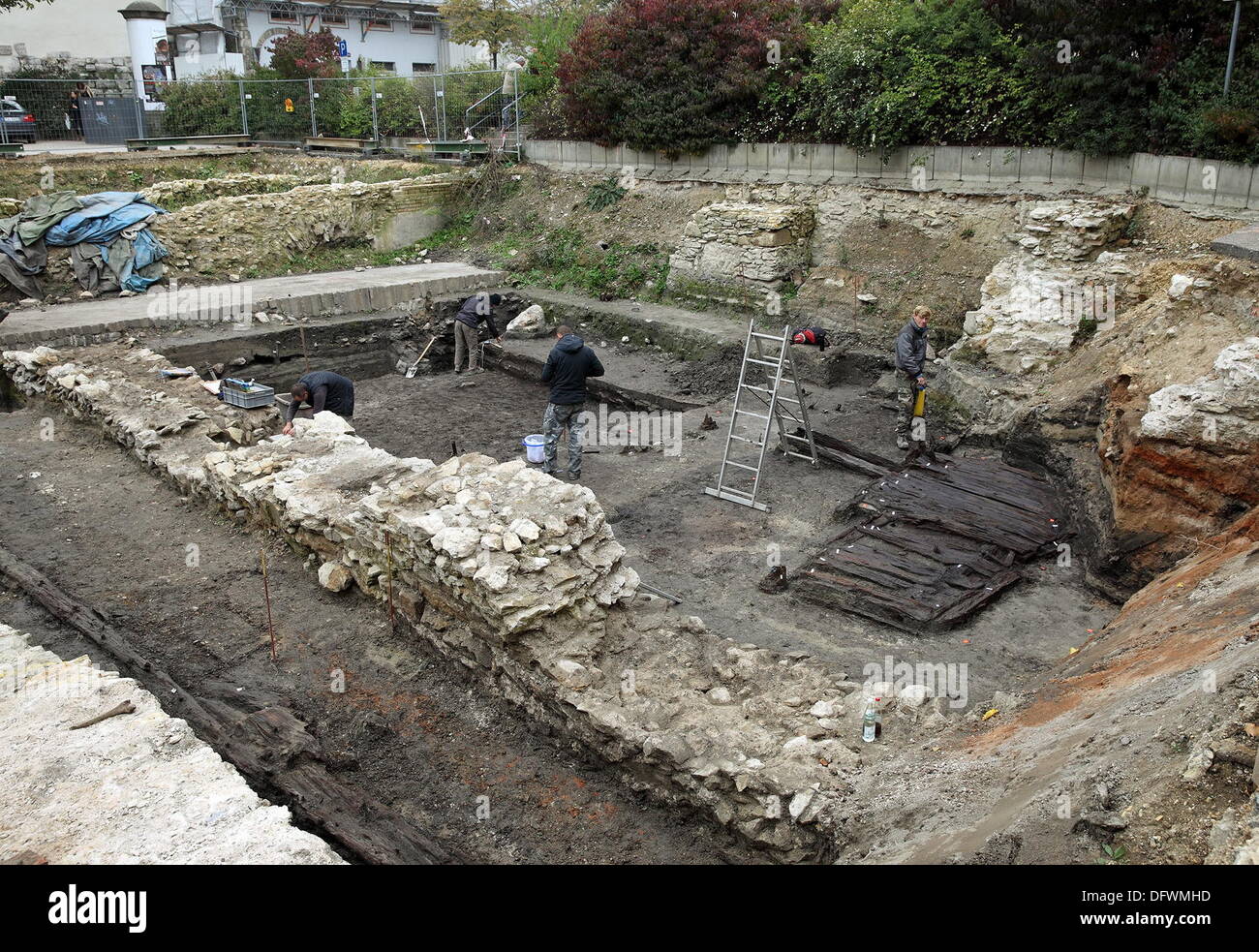 HANDOUT - Das Foto vom 09.10.2013 zeigt eine Grabungsstelle in ...