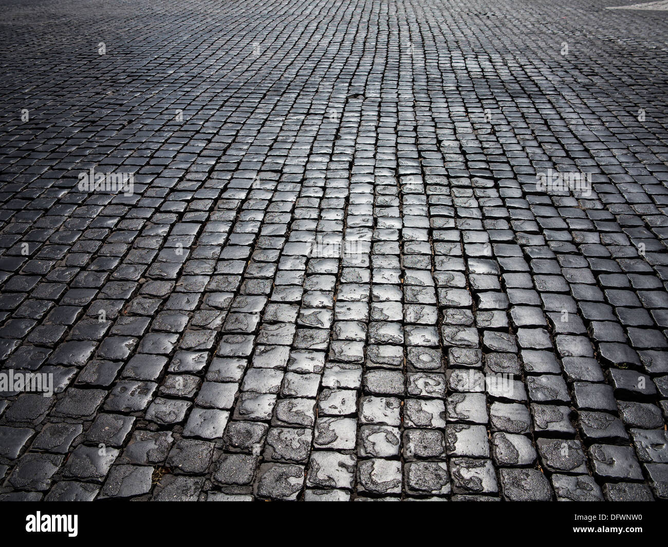 Cobble stone street europe hi-res stock photography and images - Alamy