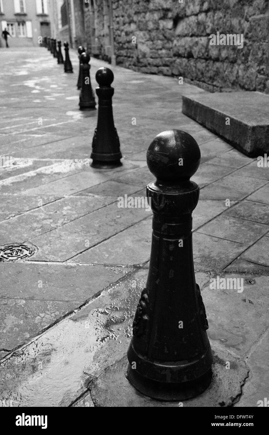 Black bollards hi-res stock photography and images - Alamy