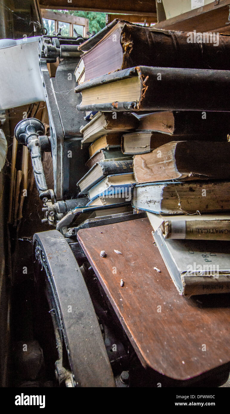 Book binding press hi-res stock photography and images - Alamy