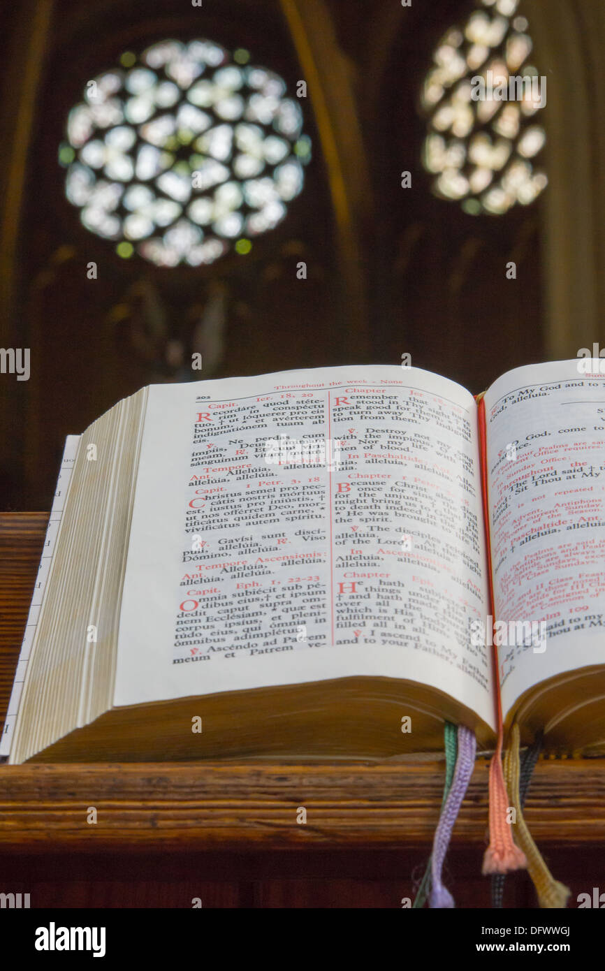 Open bible stained glass hi-res stock photography and images - Alamy