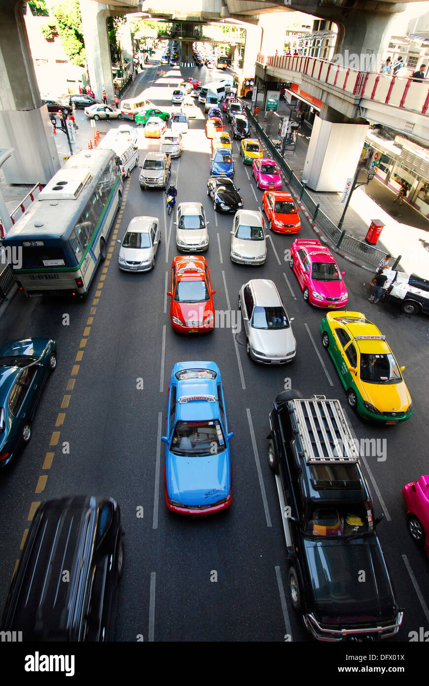 Cars busy street hi-res stock photography and images - Alamy