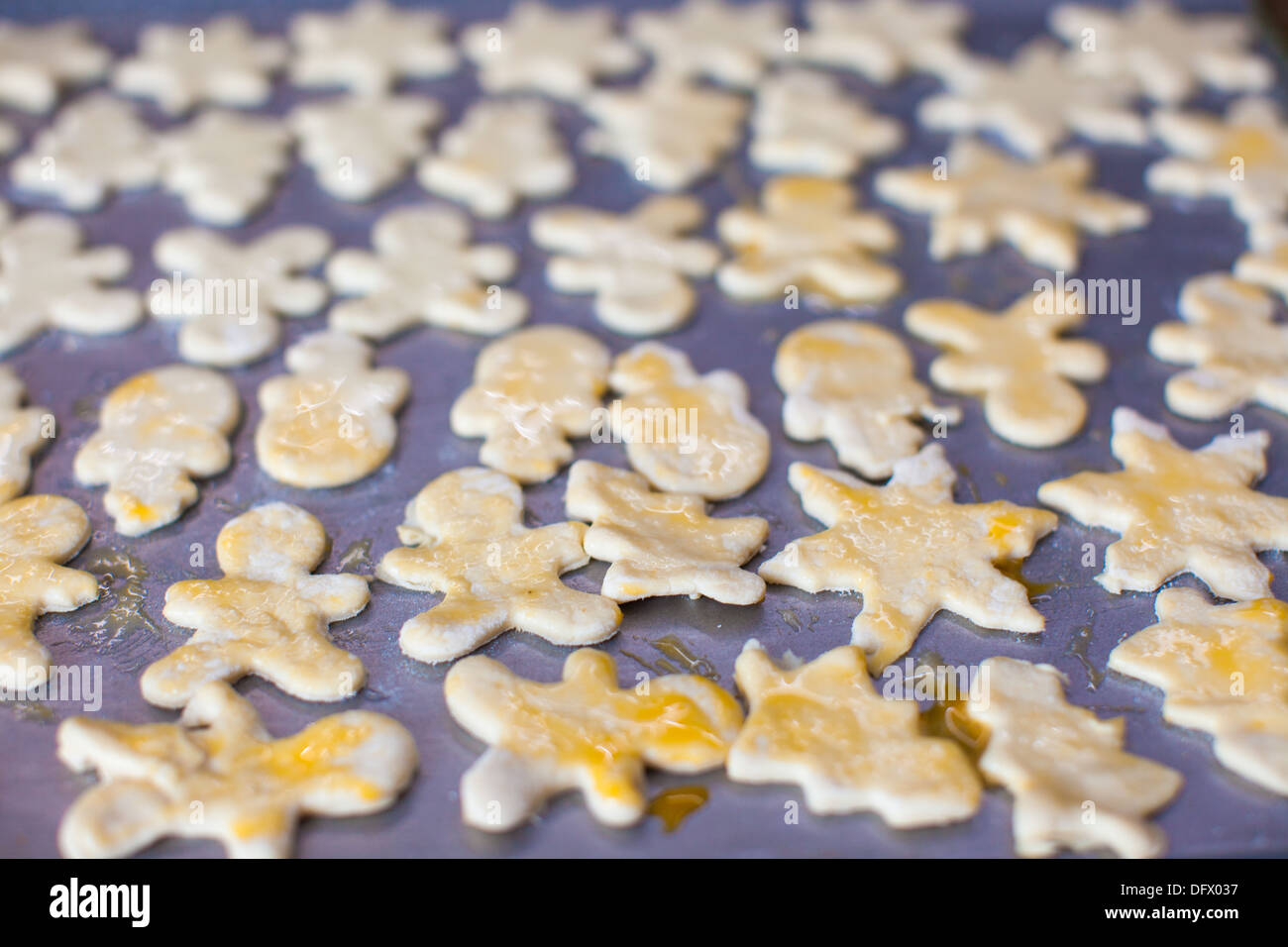 Christmas gingerbread men on a baking Stock Photo - Alamy