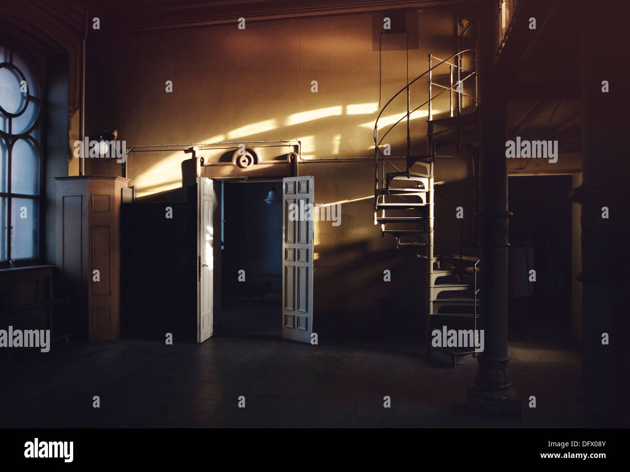 Empty room with open window hi-res stock photography and images - Alamy
