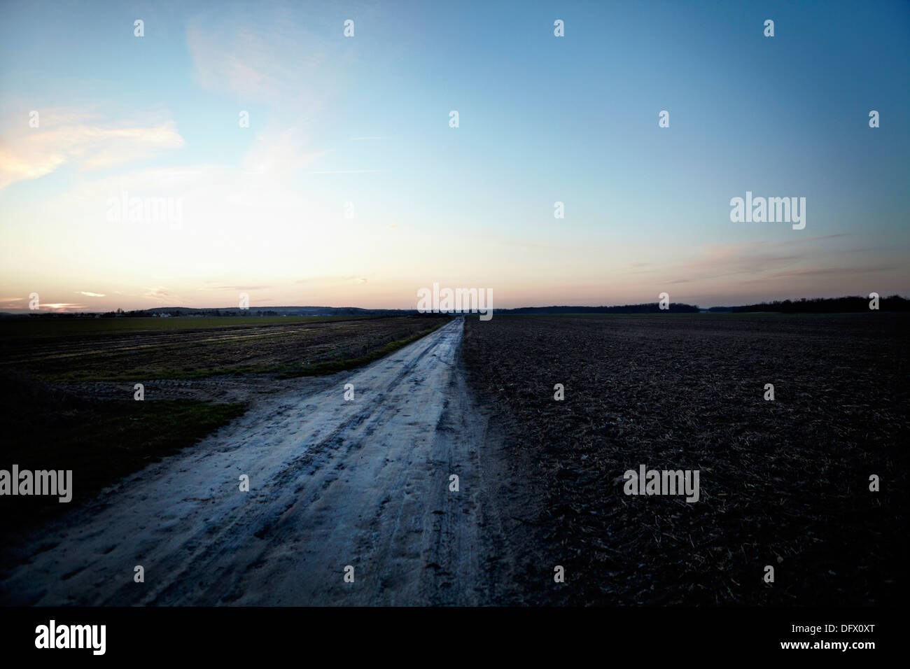 Straight road through farmland hi-res stock photography and images - Alamy