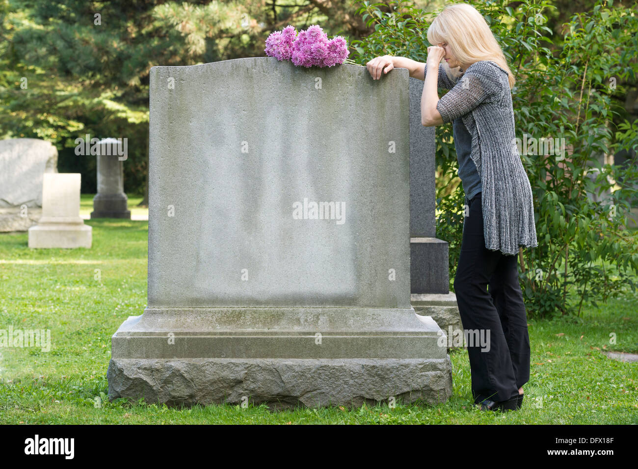 Woman crying grave hi-res stock photography and images - Alamy