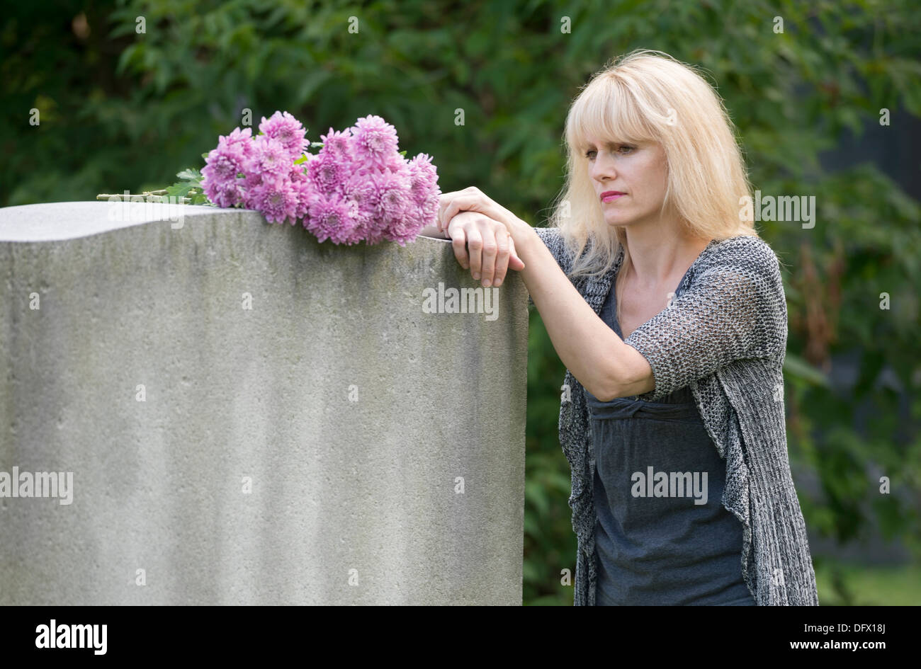 Cemetery tombstone graveyard funeral hi-res stock photography and ...