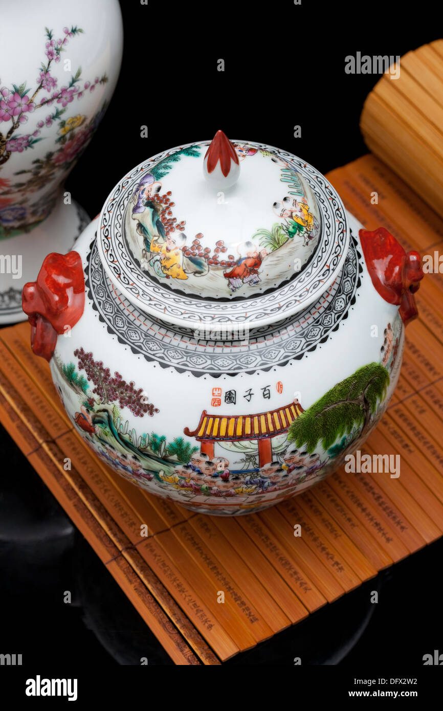 Traditional Chinese porcelain Stock Photo - Alamy