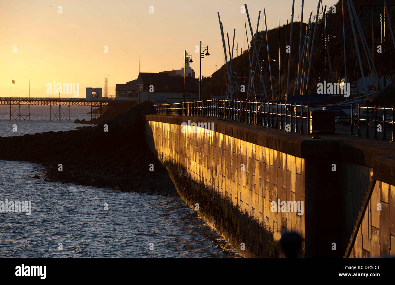 Mumbles, Swansea, UK. 10th October 2013. The sunrise is reflected onto ...