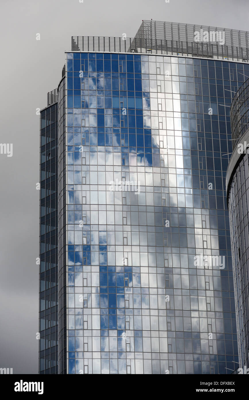 Pattern skyscraper glass windows hi-res stock photography and images ...