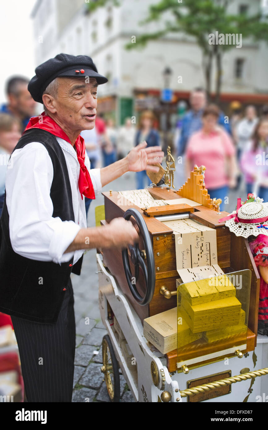 Street musician playing organ and singing in Montmartre, Paris Stock ...