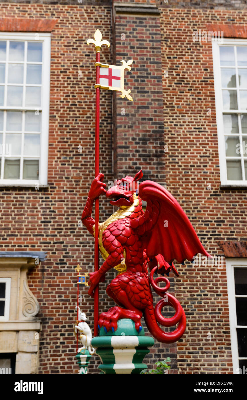 Dragon of wales statue hi-res stock photography and images - Alamy