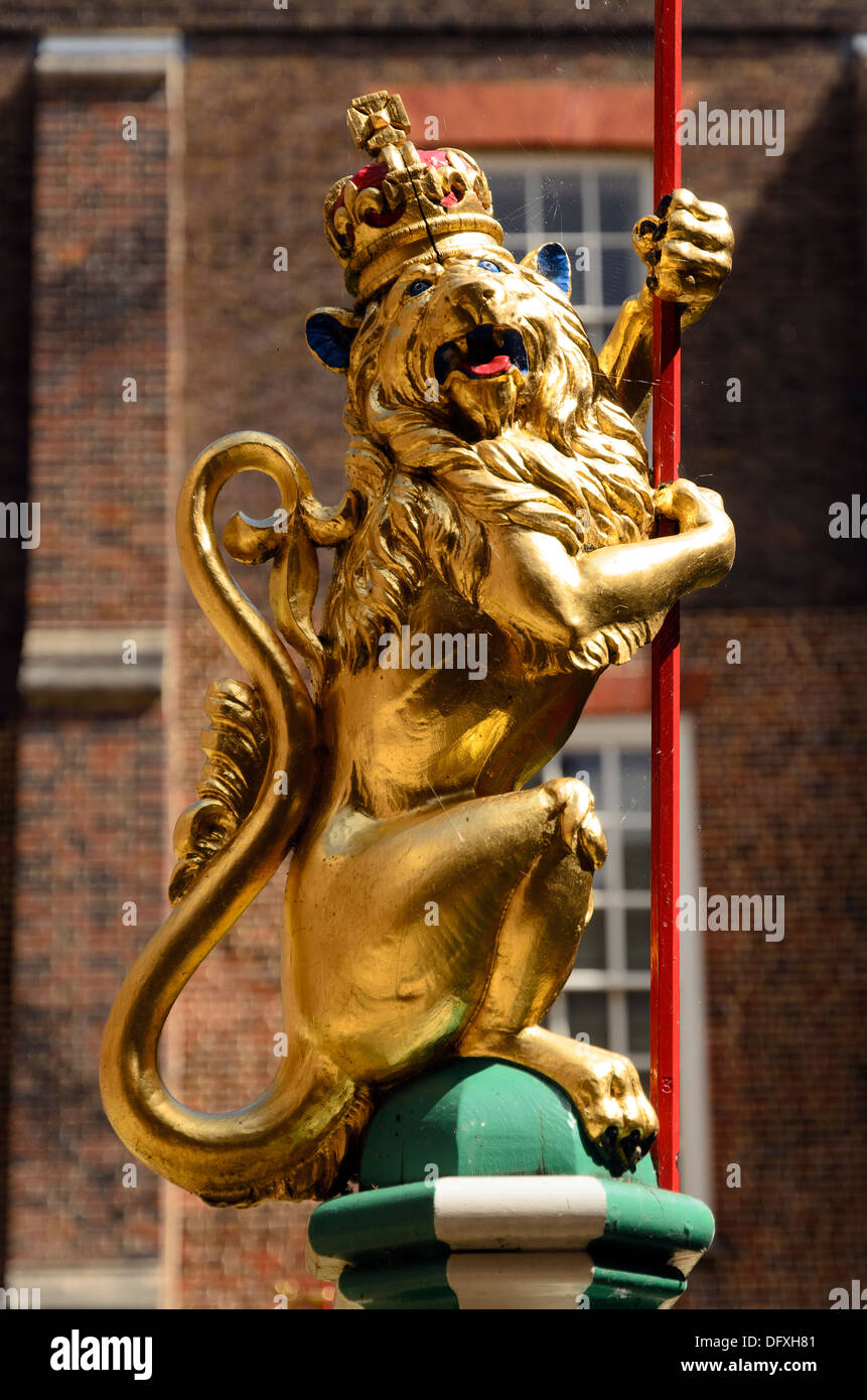 Heraldic statue of the Lion of England at Hampton Court - London ...
