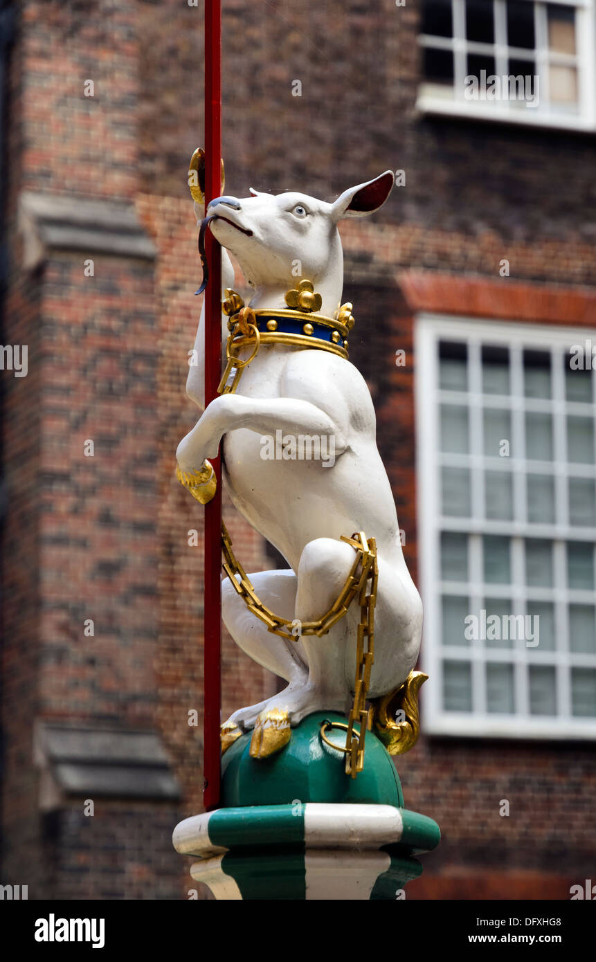 Heraldic statue of the White Hart of York at Hampton Court - London ...