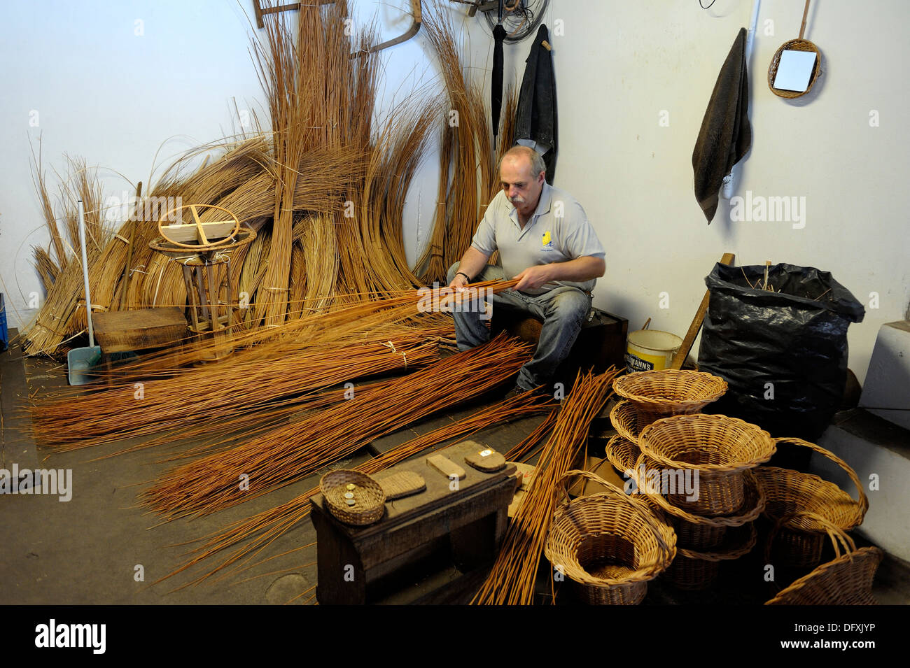 Basket Weaver Stock Photos & Basket Weaver Stock Images - Alamy