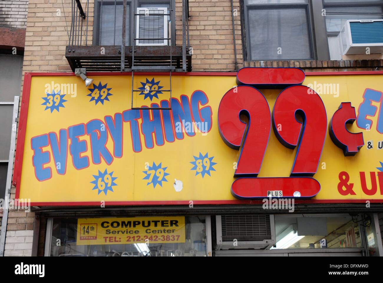 99 Cent Shop In New York Stock Photo Alamy