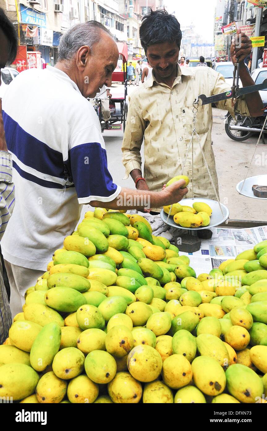 Man selling mango on street hi-res stock photography and images - Alamy