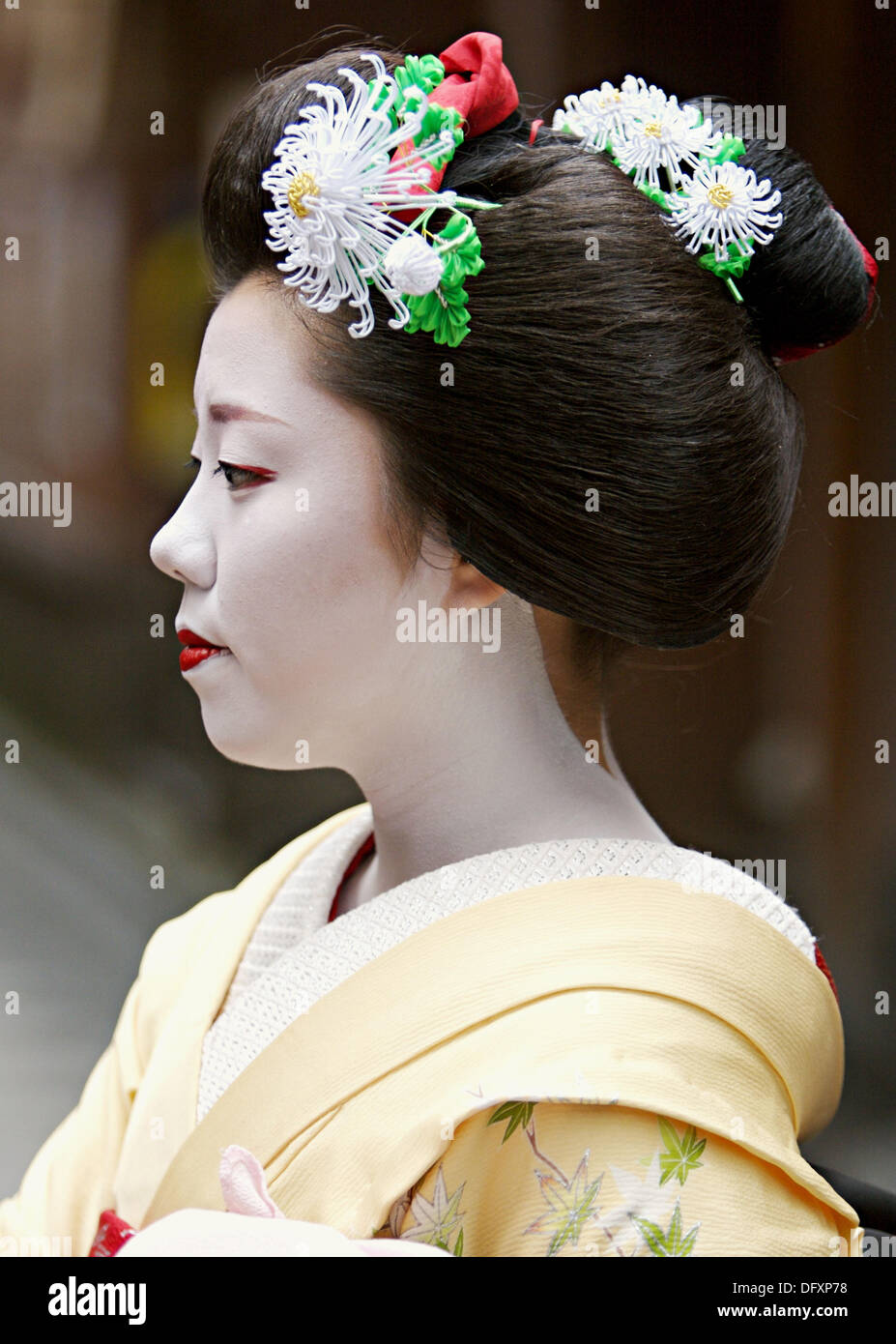 Geisha profile walking hi-res stock photography and images - Alamy