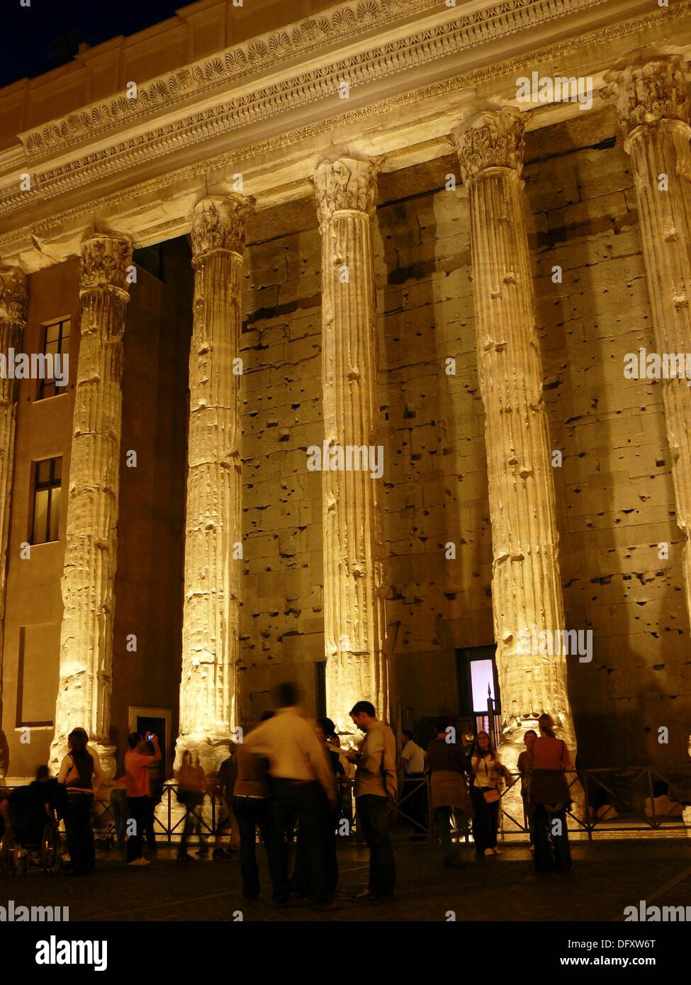 Templo de adriano roma hi-res stock photography and images - Alamy