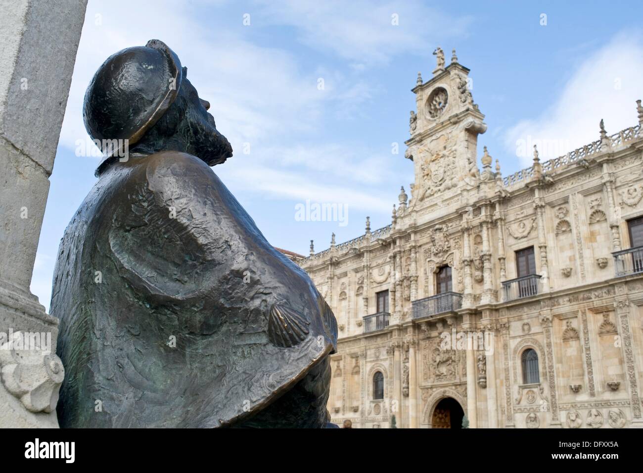 Statue of the pilgrim in the city of León, Spain Stock Photo - Alamy