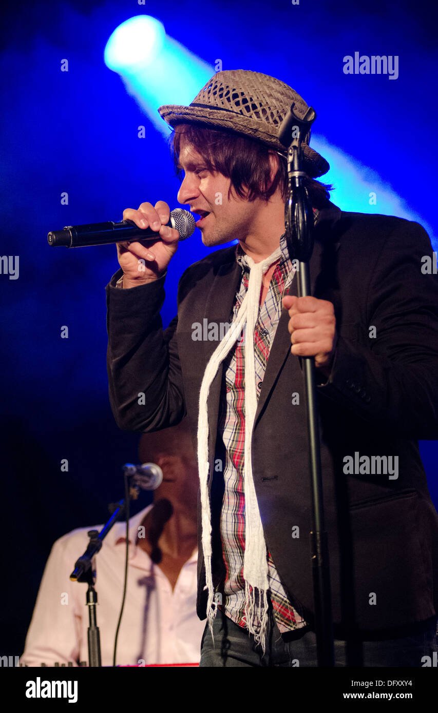 Tim Howar performing with Mike and the Mechanics at Holmfirth ...