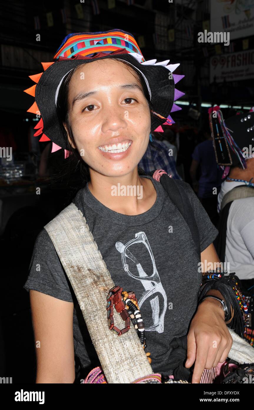 Girl poor asia bangkok thailand hi-res stock photography and images - Alamy