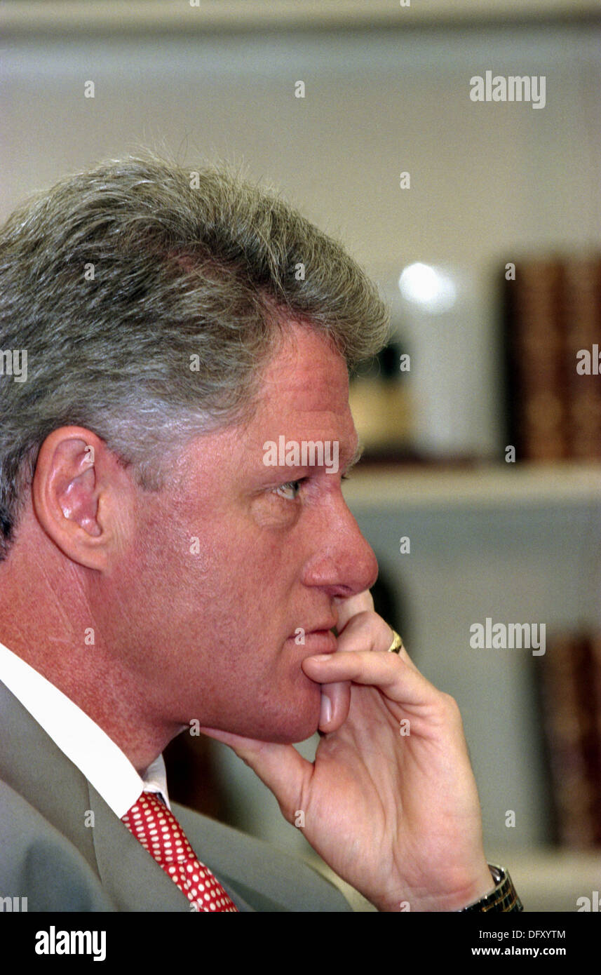 Bill clinton president oval office hi-res stock photography and images ...