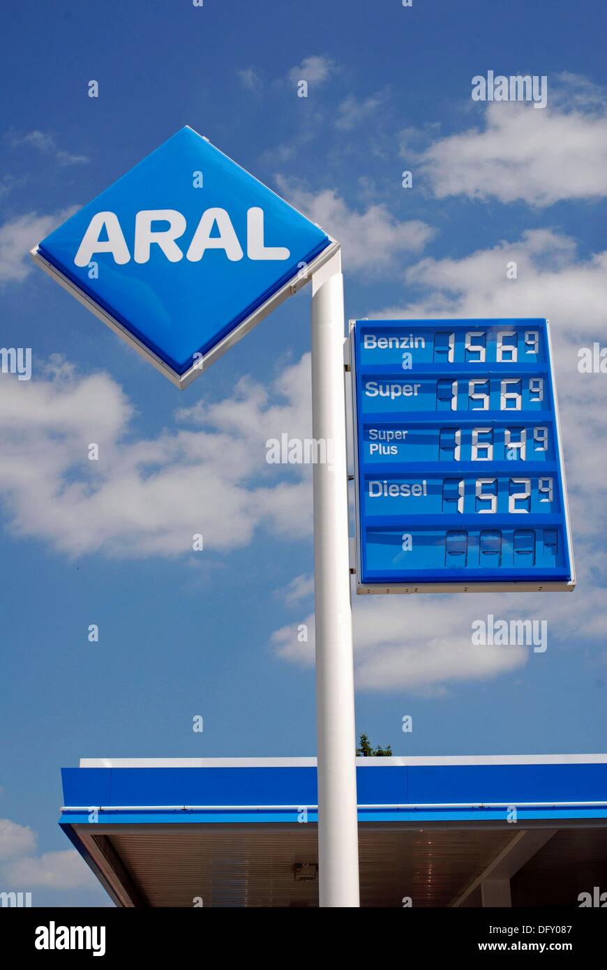 Price board at an aral gas station hi-res stock photography and images ...