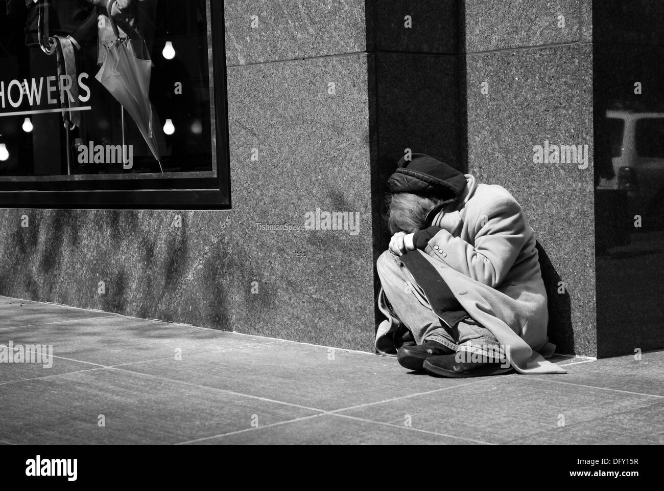 Beggar in new york city Black and White Stock Photos & Images - Alamy