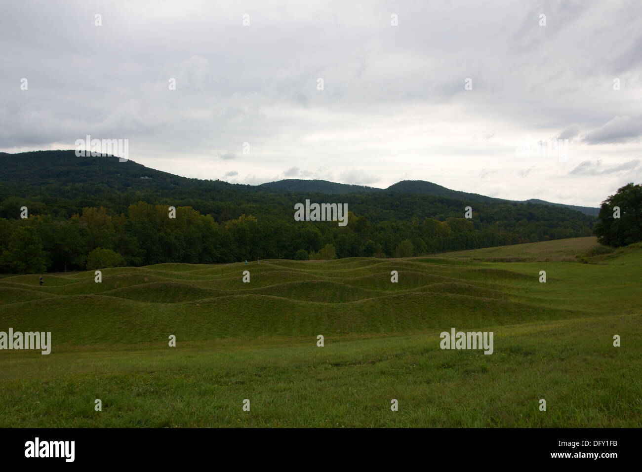 Rolling green hills hi-res stock photography and images - Alamy