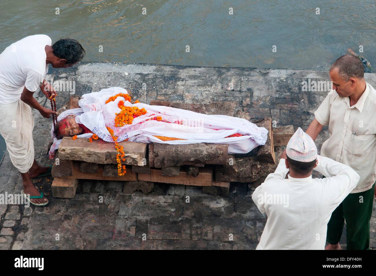 Hindu funeral rites hi-res stock photography and images - Alamy