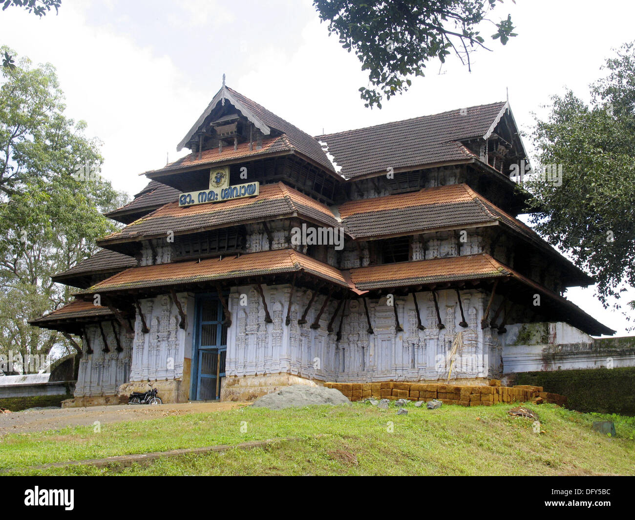 Vadakkunnathan temple hi-res stock photography and images - Alamy