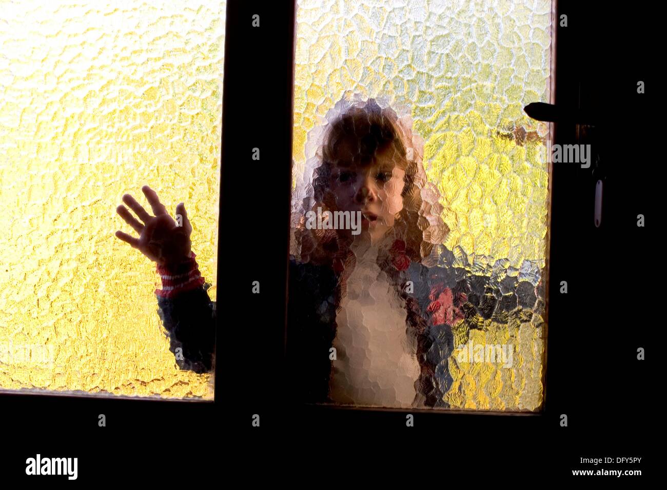 Child behind glass hi-res stock photography and images - Alamy