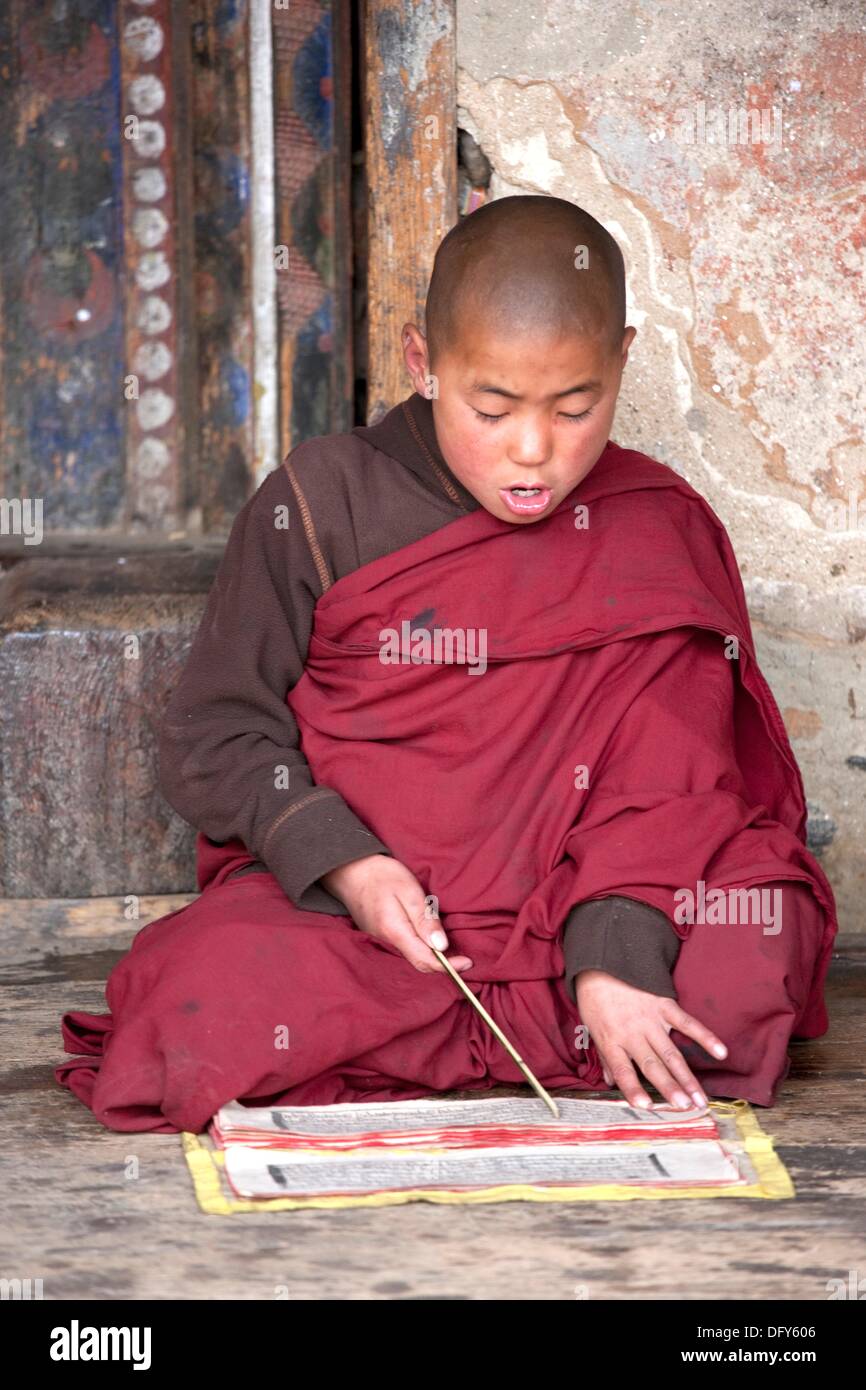 Bhutan monks chanting hi-res stock photography and images - Alamy