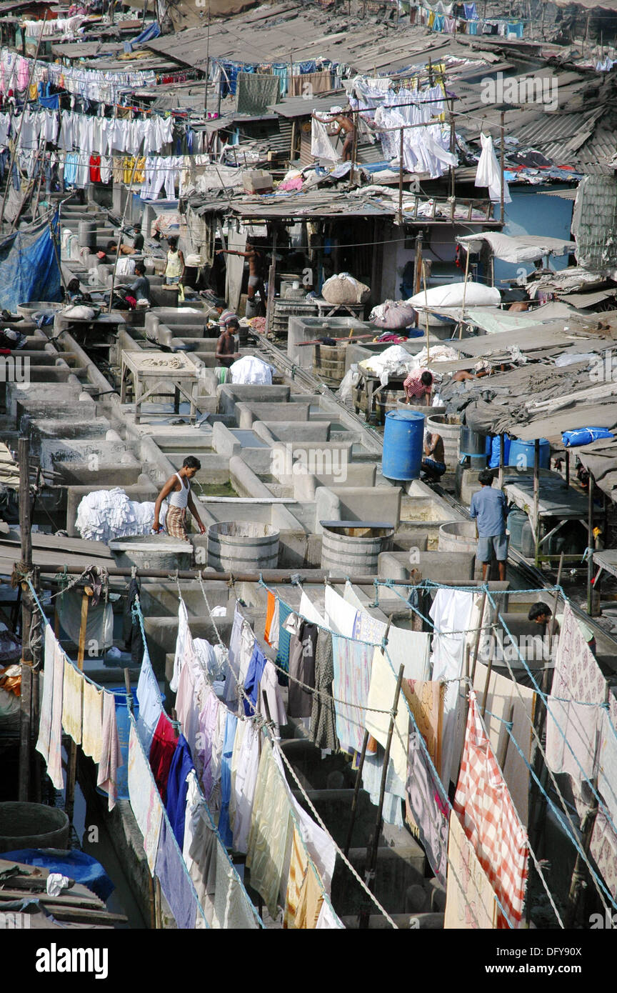Mumbai India, laundry-men at work at Mahalaxmi Dhobi Ghat Stock Photo ...