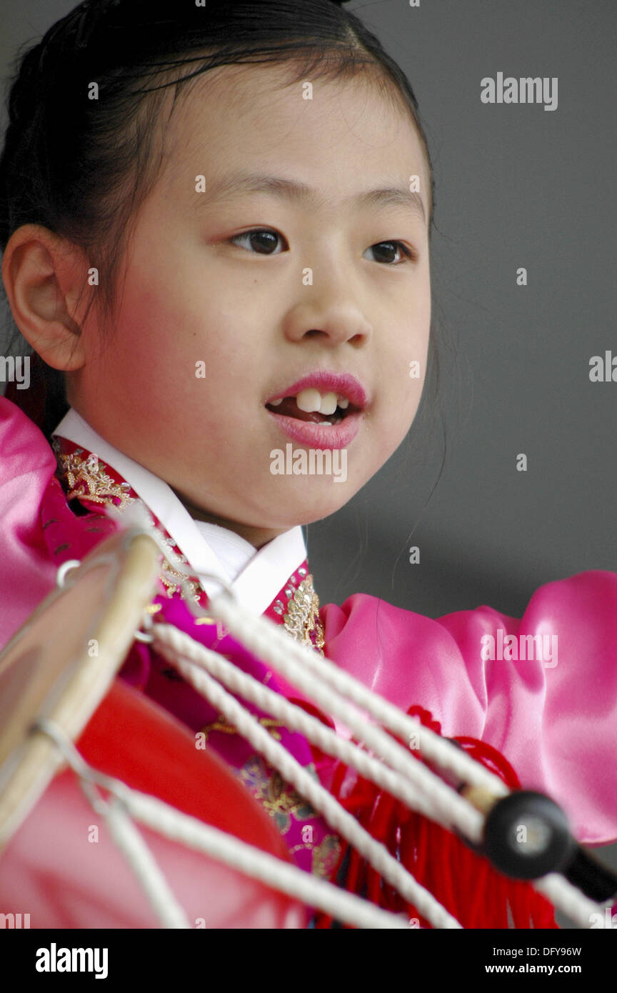 Korean traditional dancer praying the drum Stock Photo - Alamy