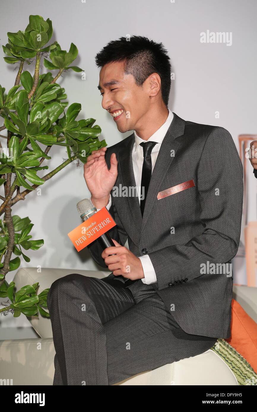 Taipei, China. 8th Oct, 2013. Actor Mark Chao presents commercial ...