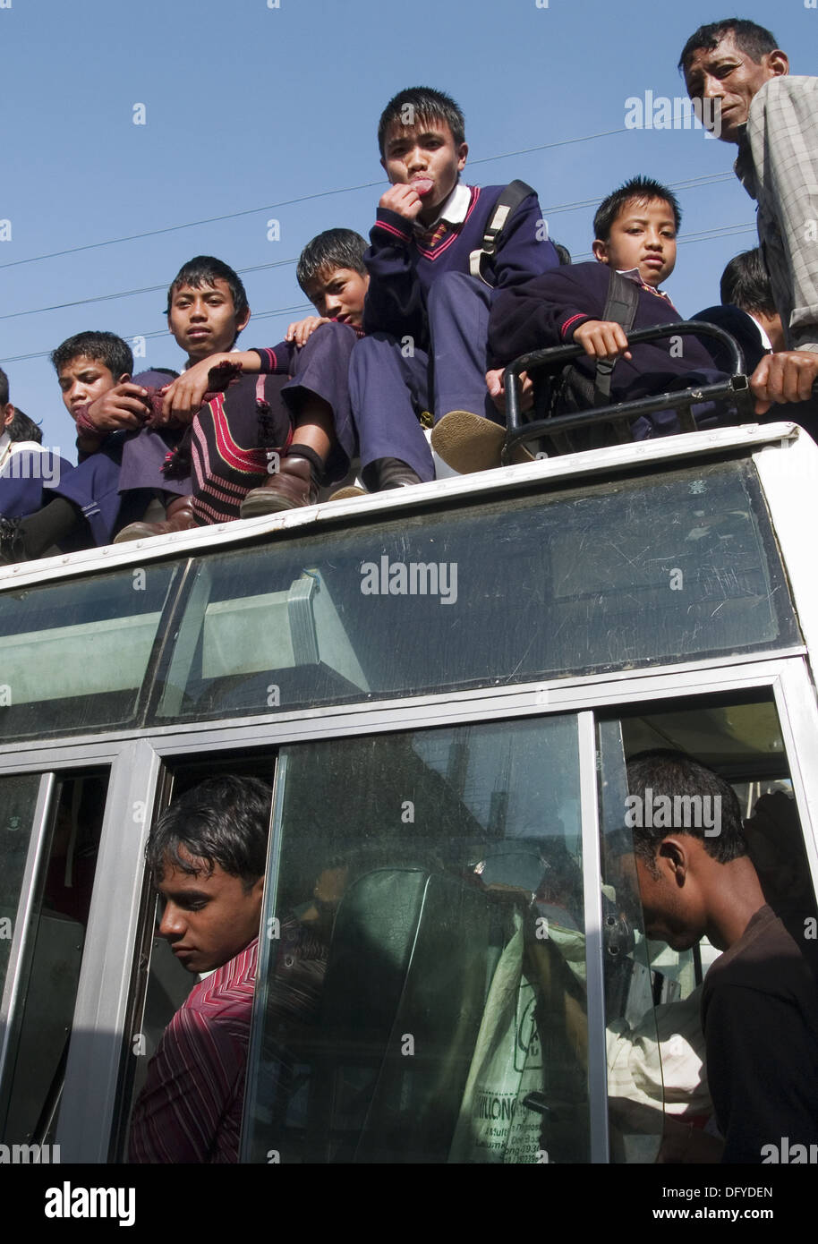 India boy bus window hi-res stock photography and images - Alamy