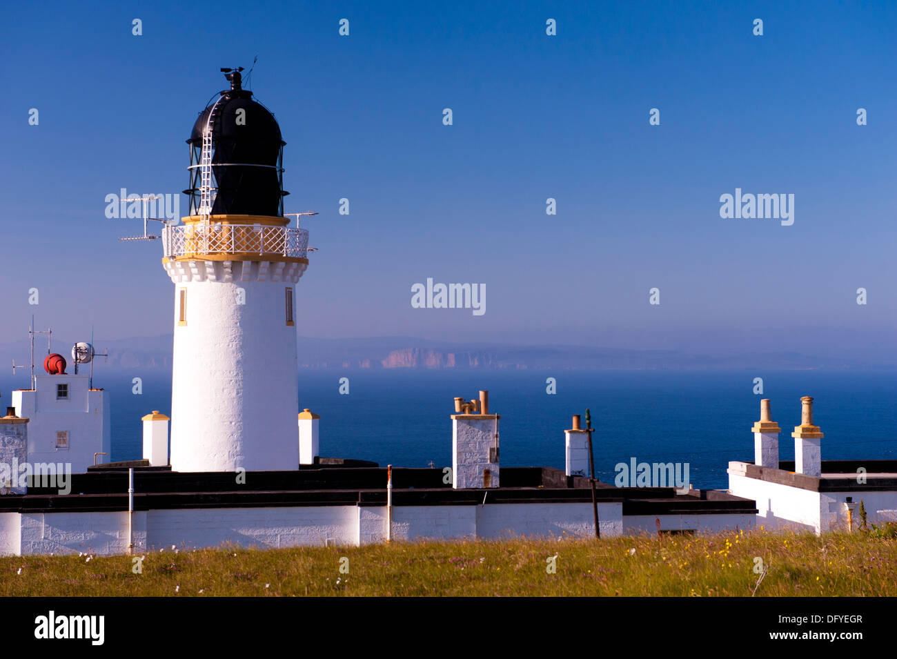 dunnet head lighthouse with old man of hoy across water in mist Stock ...