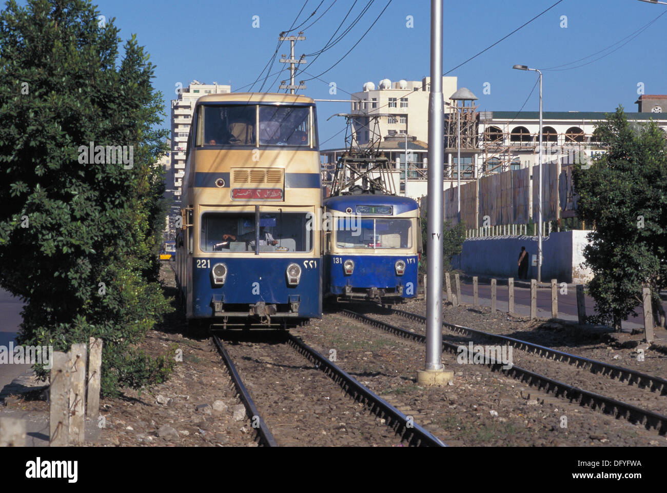 Above ground subway track hi-res stock photography and images - Alamy