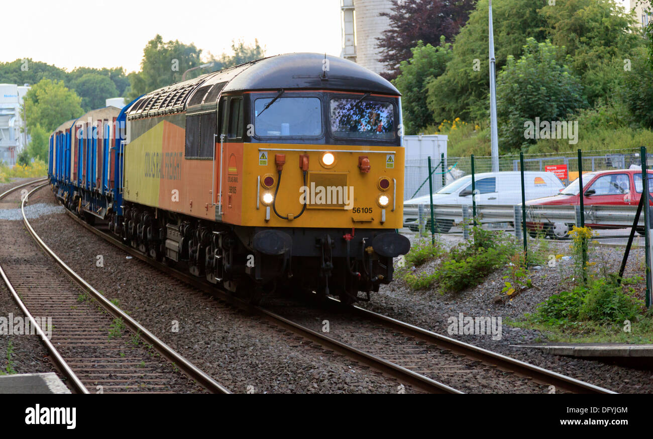 Class 56 (56105) passes through Chirk Station after leaving Kronospan ...