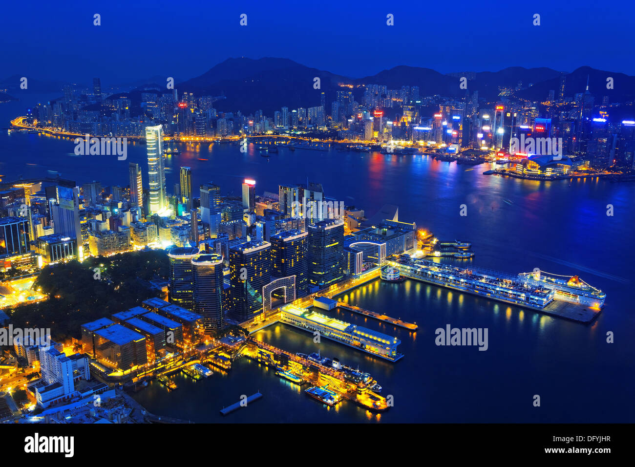 Daytime hong kong kowloon skyline victoria harbour peak hi-res stock ...