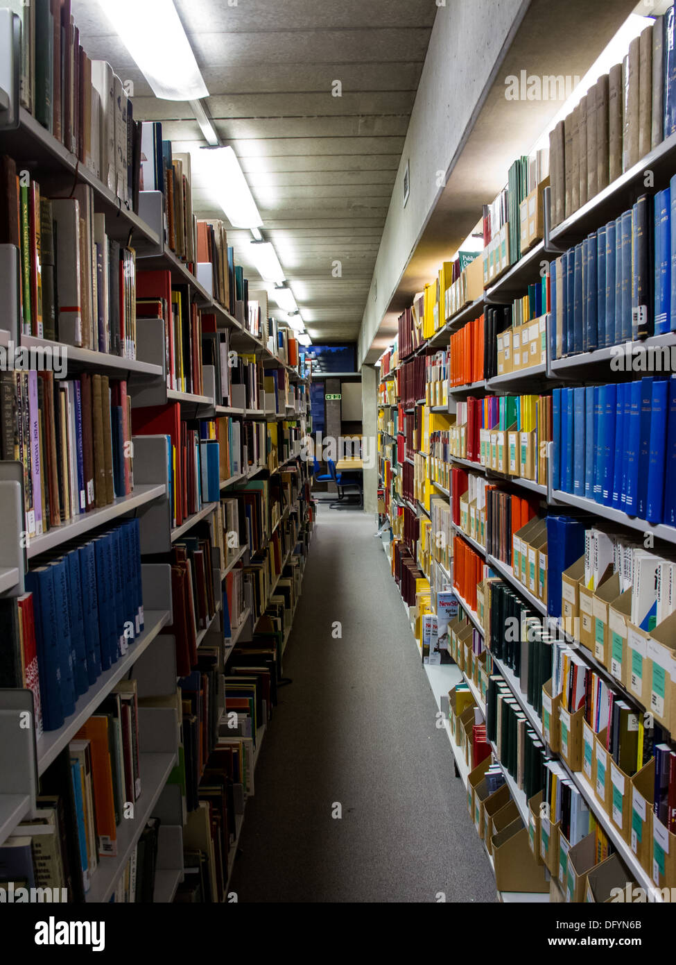 Library books on shelves Stock Photo - Alamy