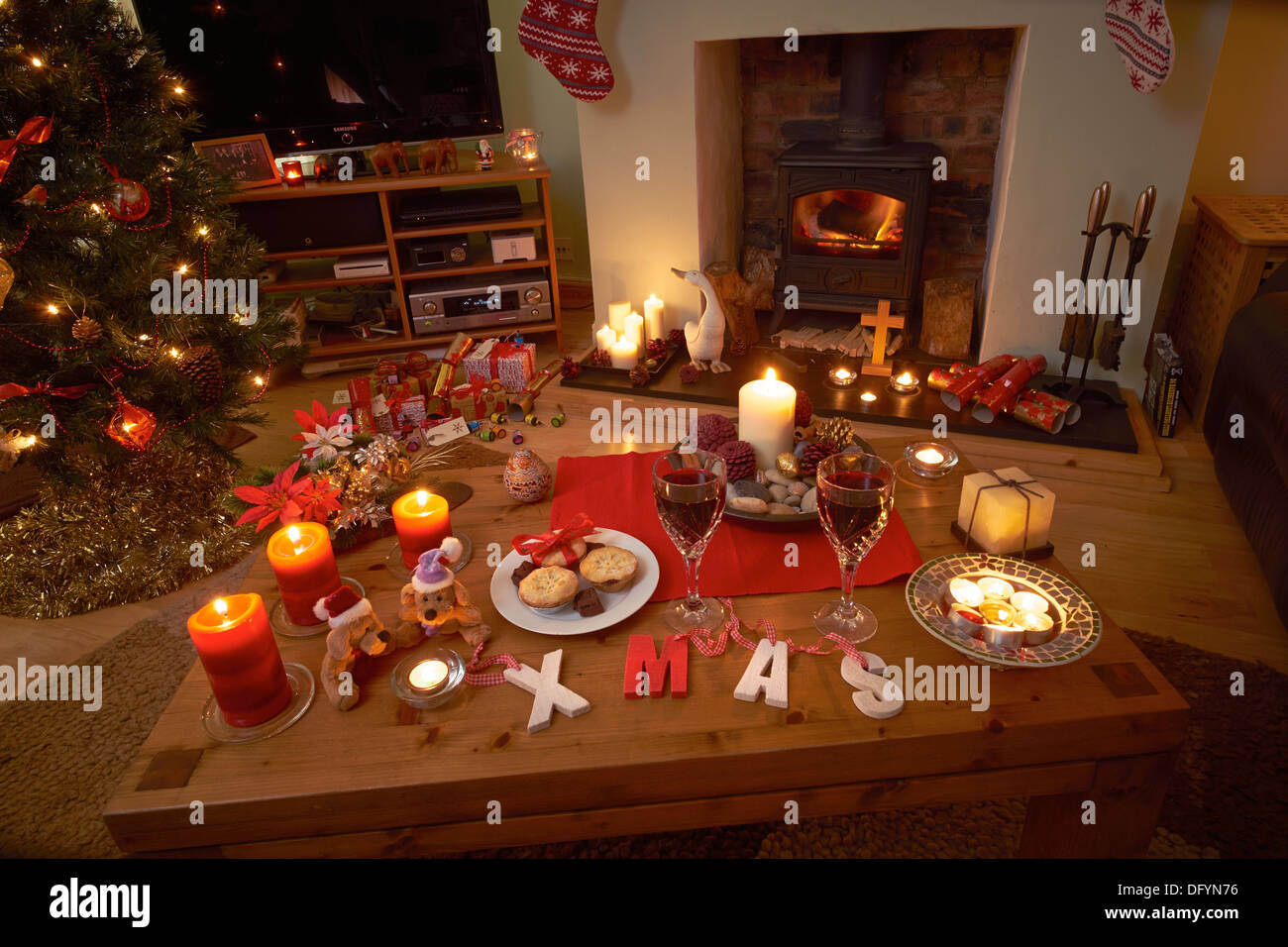 Christmas scene fireplace hi-res stock photography and images - Alamy