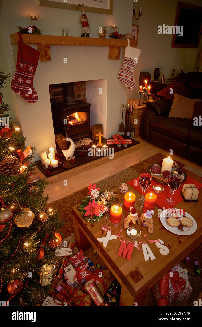 Christmas scene fireplace hi-res stock photography and images - Alamy