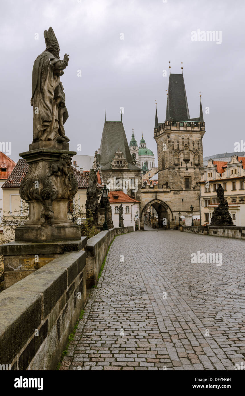 Gothic statuette hi-res stock photography and images - Alamy