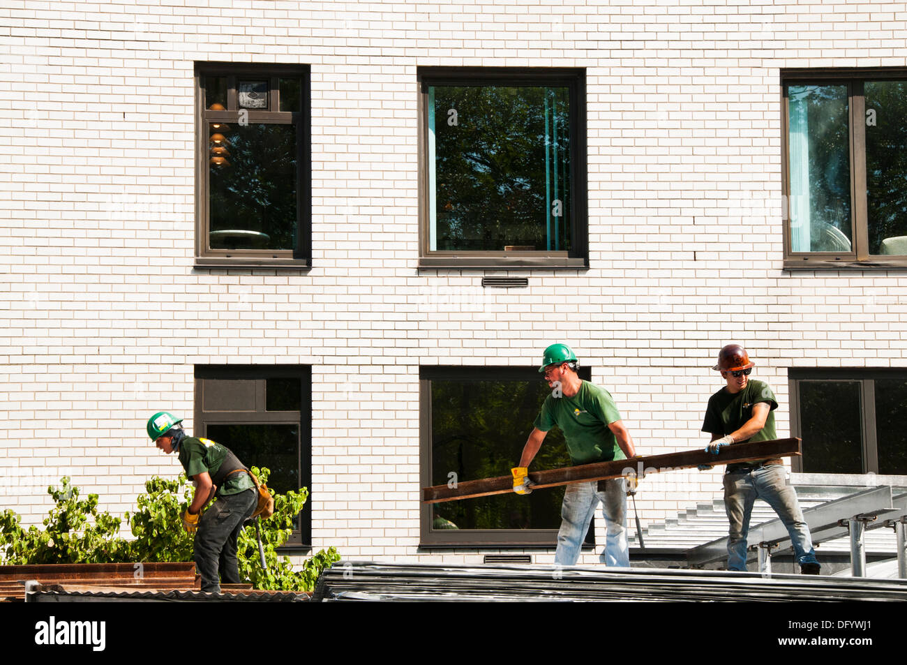 Men construction workers occupation hi-res stock photography and images ...