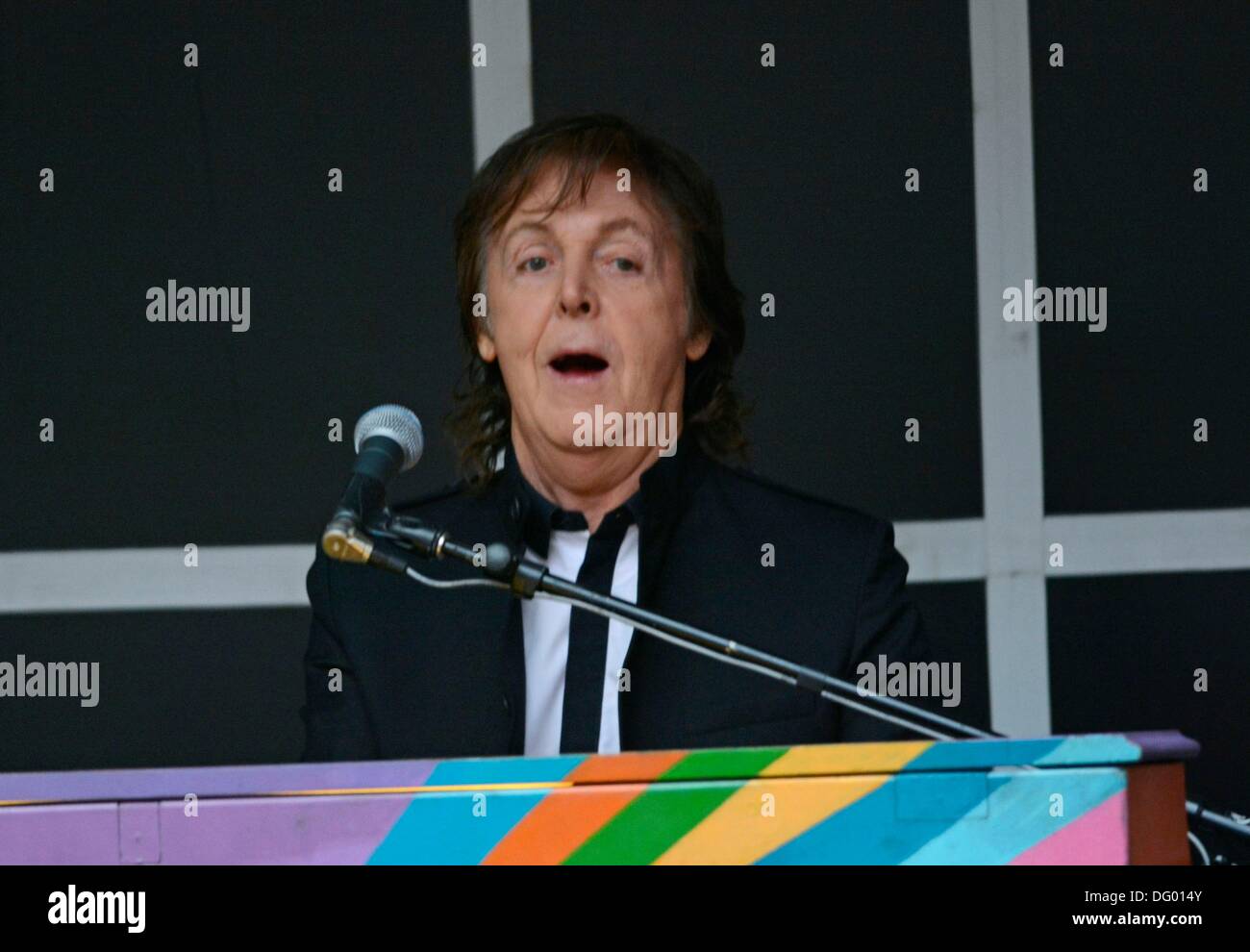 Paul mccartney in concert 2013 hi-res stock photography and images - Alamy